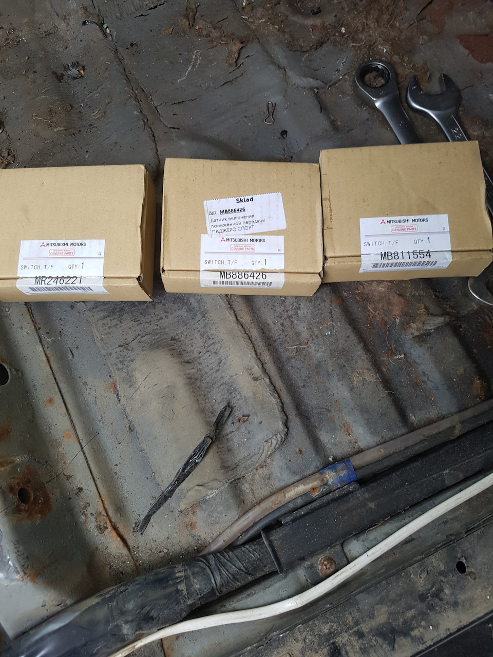 MB886426 ДАТЧИК ВКЛЮЧЕНИЯ ПОЛНОГО ПРИВОДА L200 (96-07), PAJERO/MONTERO ...