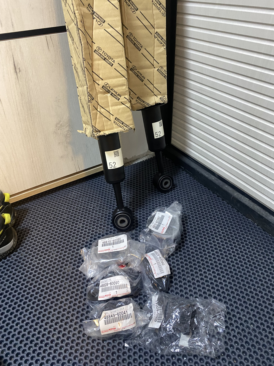 Замена передних амортизаторов + проставки 20мм — Toyota Land Cruiser ...