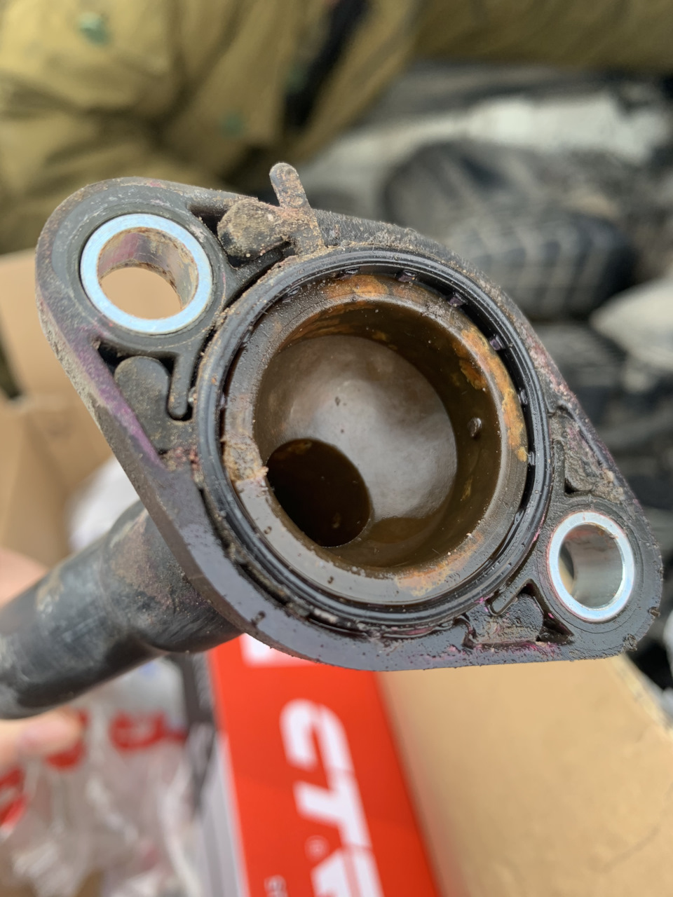 Устранение течи антифриза ( замена трубки) на 2TR FE, замена антифриза ...