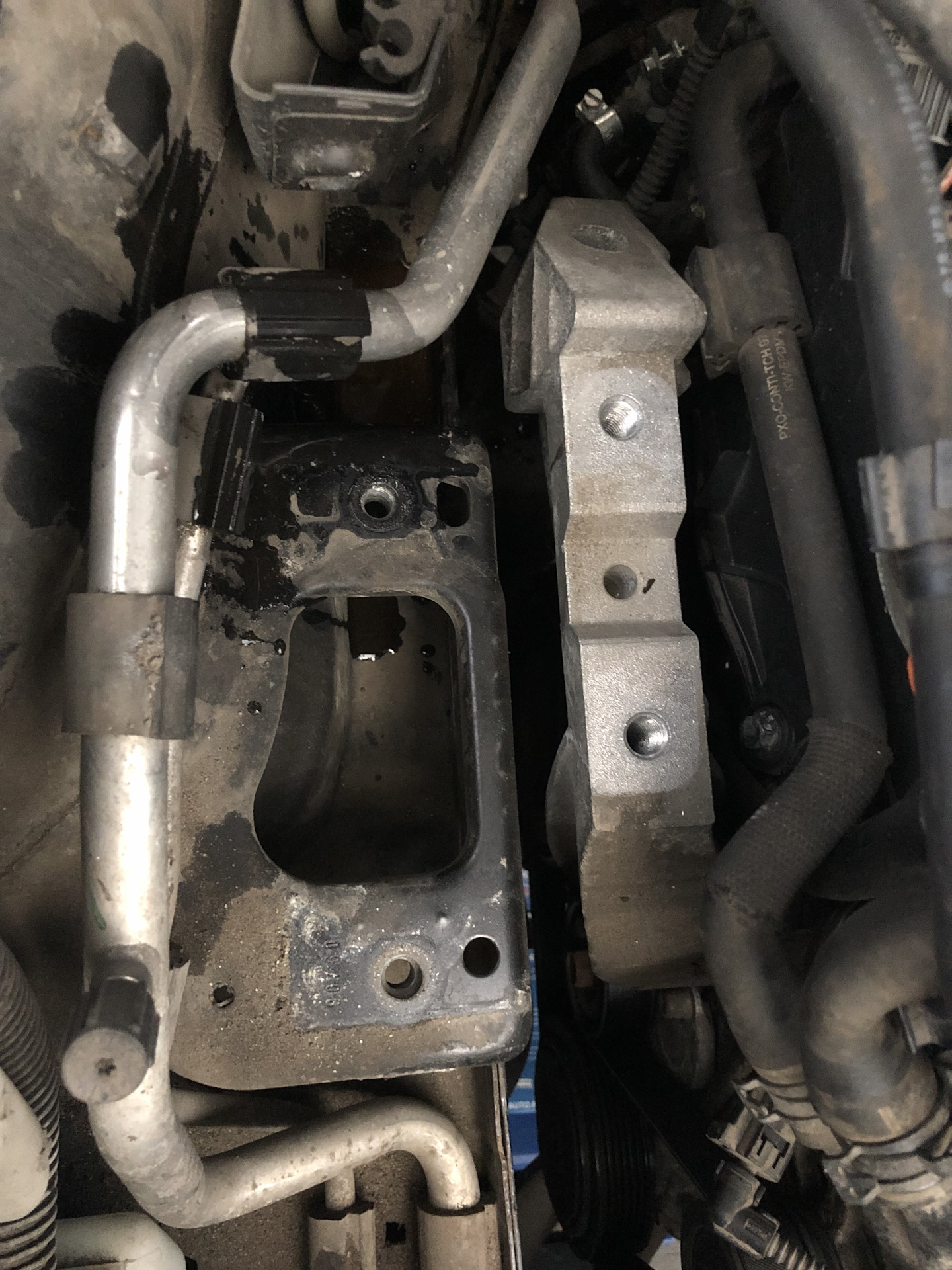 Замена правой подушки двигателя — Volkswagen Passat B6, 1,8 л, 2008 ...