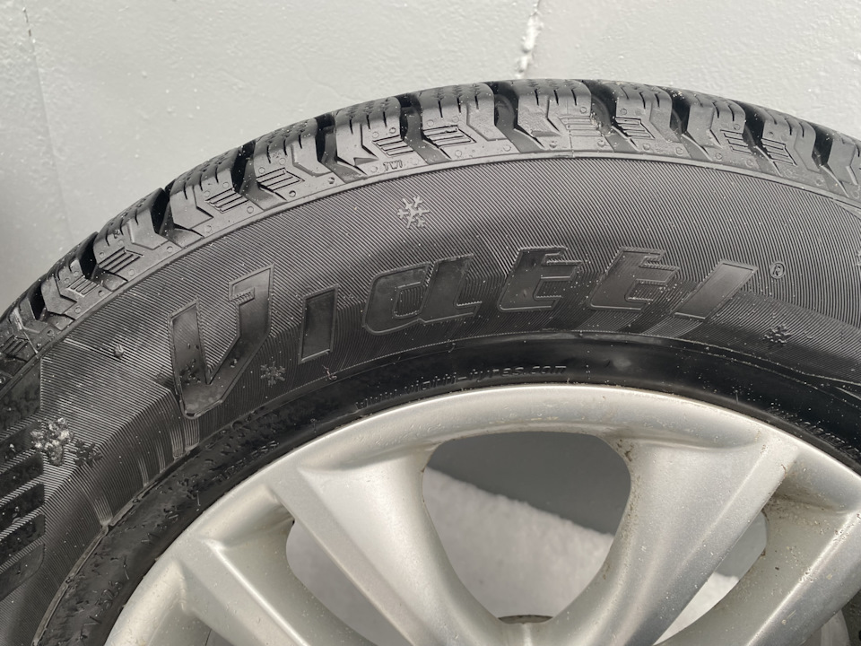 Шины всесезонные Viatti 215/65 R16, литые диски Ниссан 6,5Jx16 ET40 ...