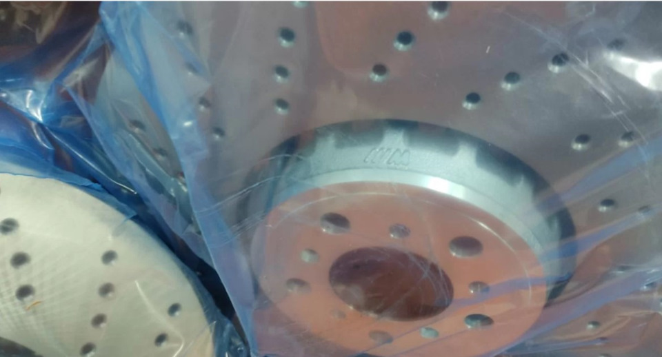 Замена передних тормозных дисков с колодками — BMW X6 M (F86), 4,4 л ...