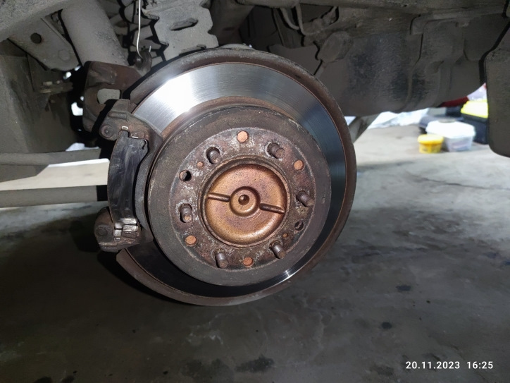 277. Замена задних тормозных дисков и колодок (Toyota 42431-60201 ...