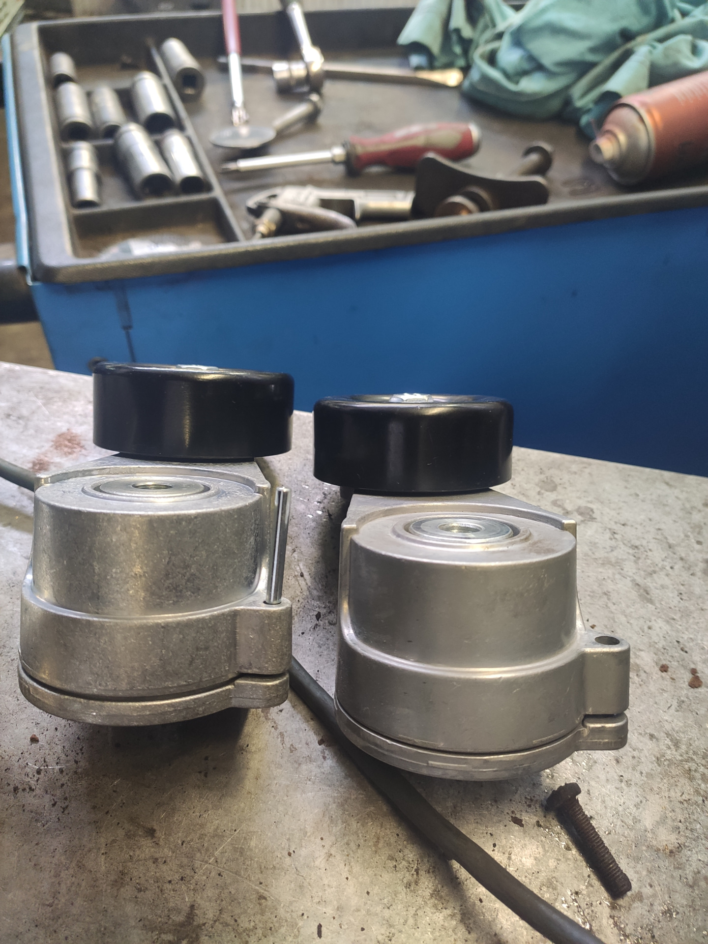 39. Натяжитель и приводной ремень — Chevrolet TrailBlazer (2G), 2,8 л ...