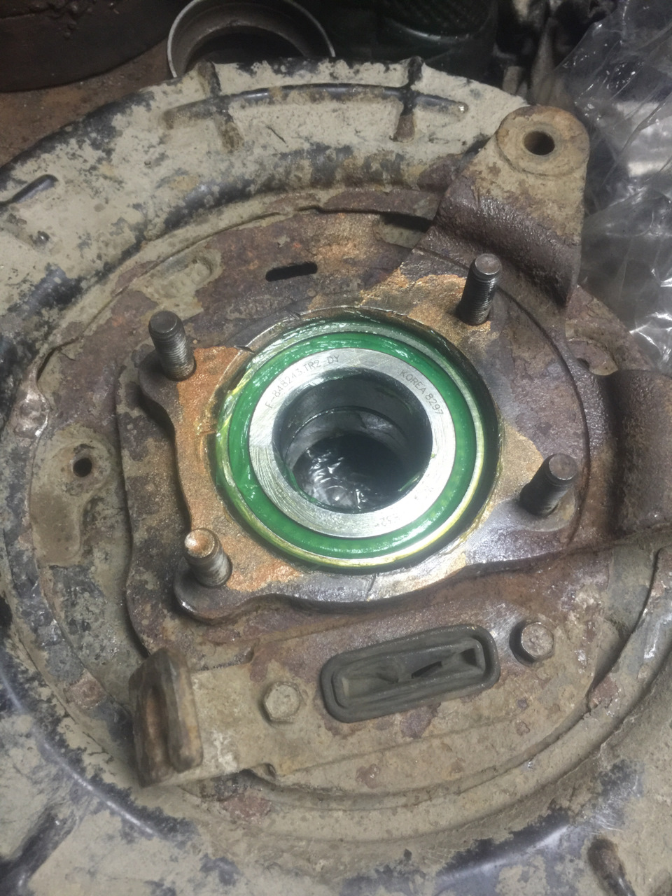 Замена заднего ступичного подшипника — Hyundai Grand Starex, 2,5 л ...