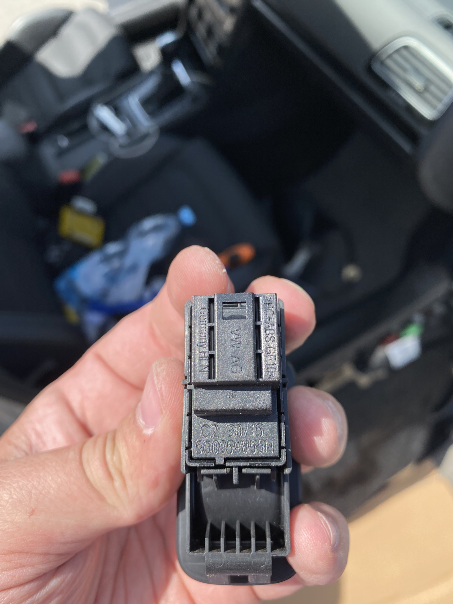 Кнопки стеклоподъемников с хромом. — Volkswagen Golf Mk7, 2 л, 2016 ...