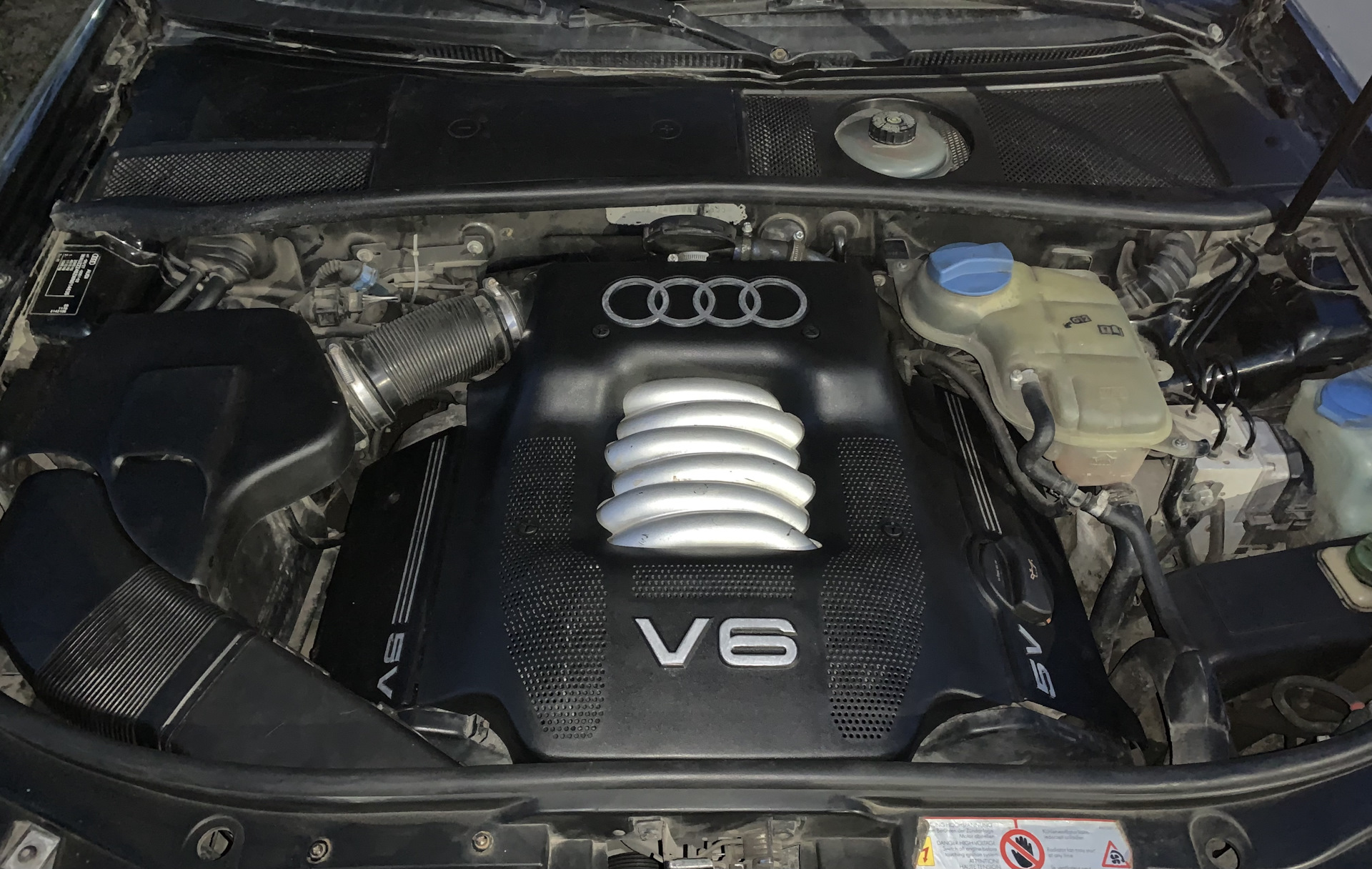 Установка пластика подкапотки — Audi A6 (C5), 2,8 л, 1997 года | стайлинг | DRIVE2