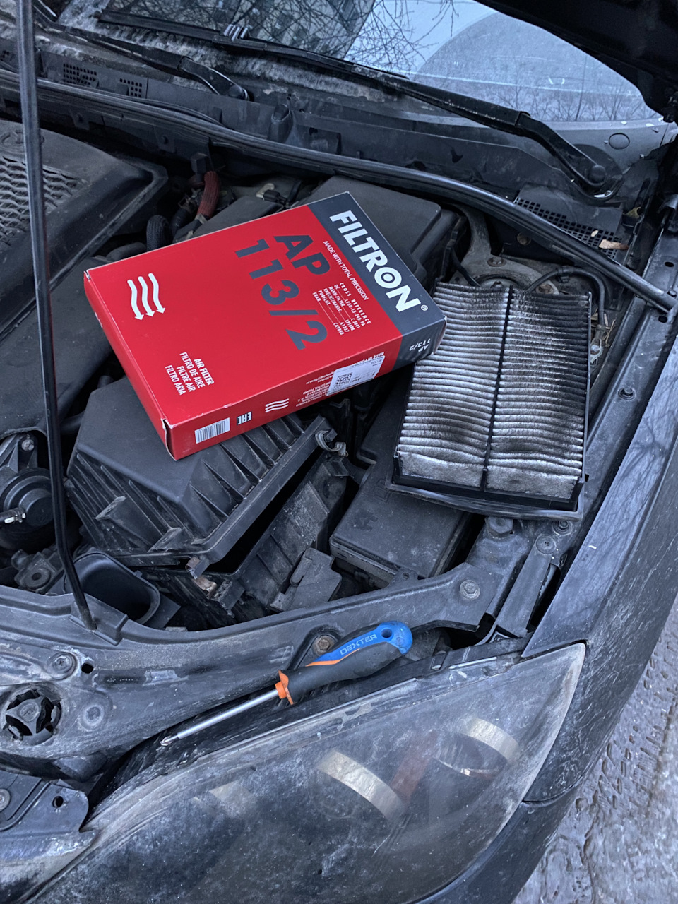 Замена воздушного фильтра — Mazda 3 MPS (2G), 2,3 л, 2008 года ...