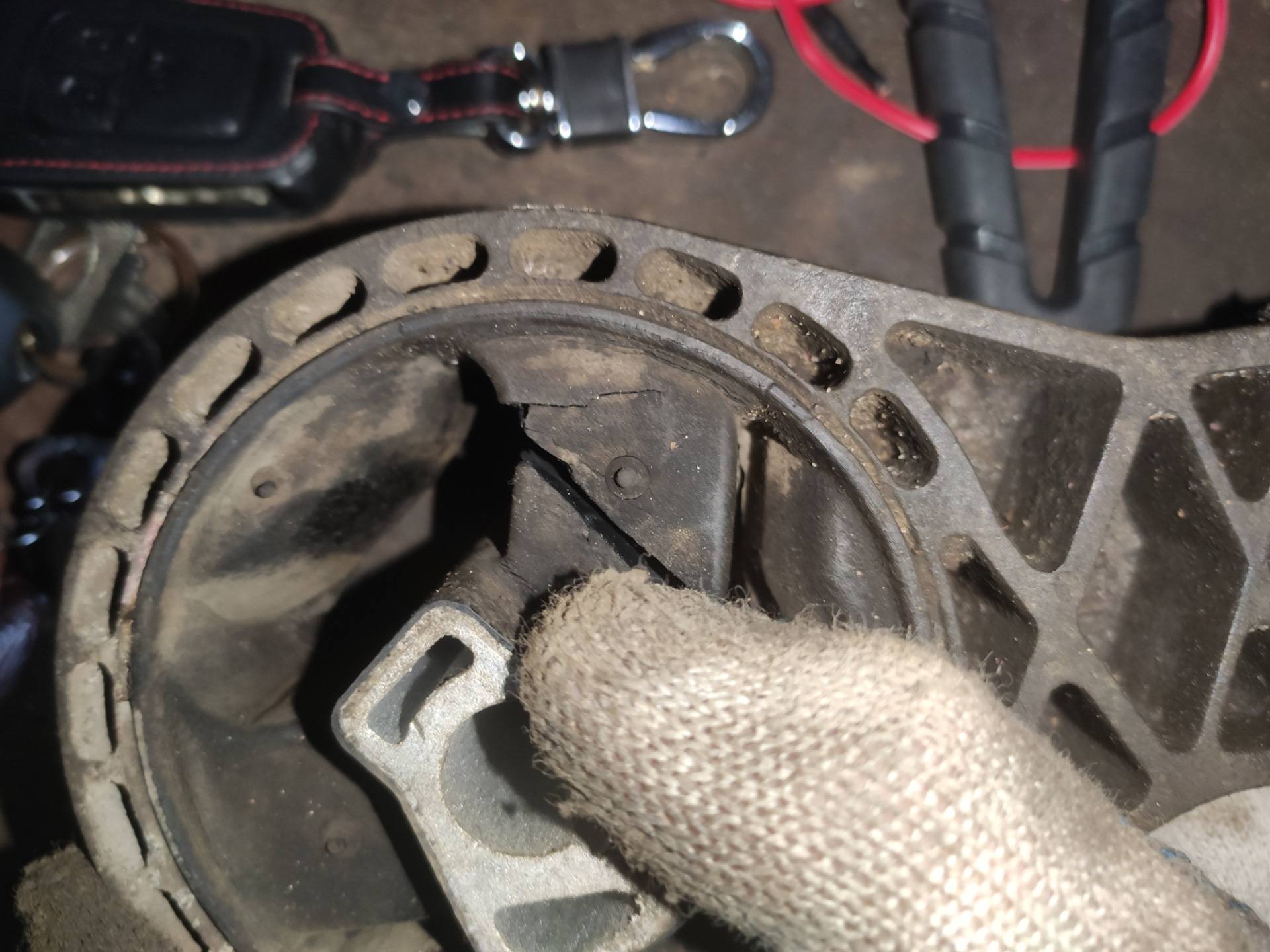 Замена задней опоры двигателя — Opel Insignia (1G), 1,8 л, 2015 года ...