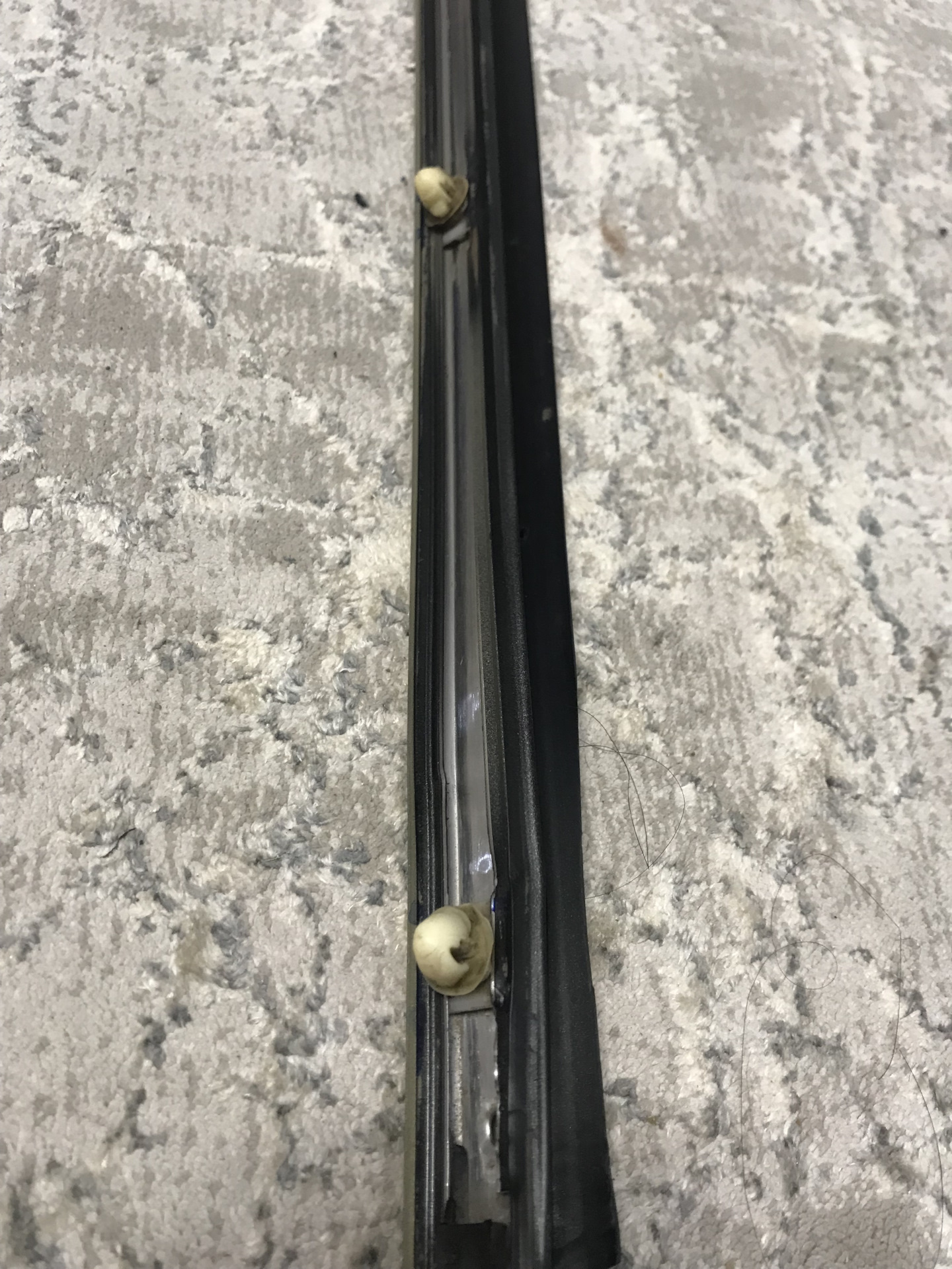 Молдинг двери нижний (металл-резина) и замена старых клипс — Toyota ...