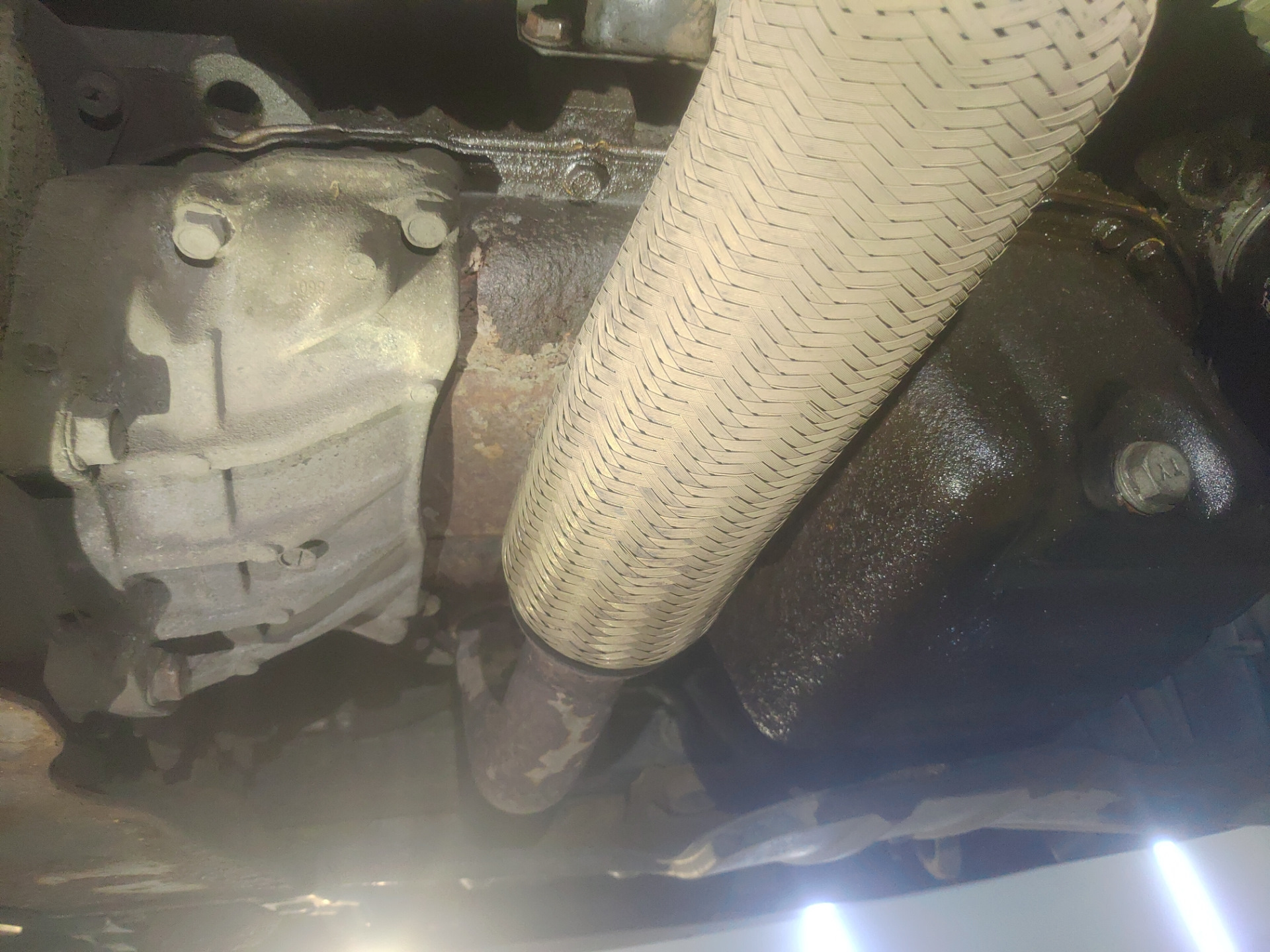 Подтеки масла со стороны грм — Mitsubishi Lancer IX, 1,6 л., 2006 года ...