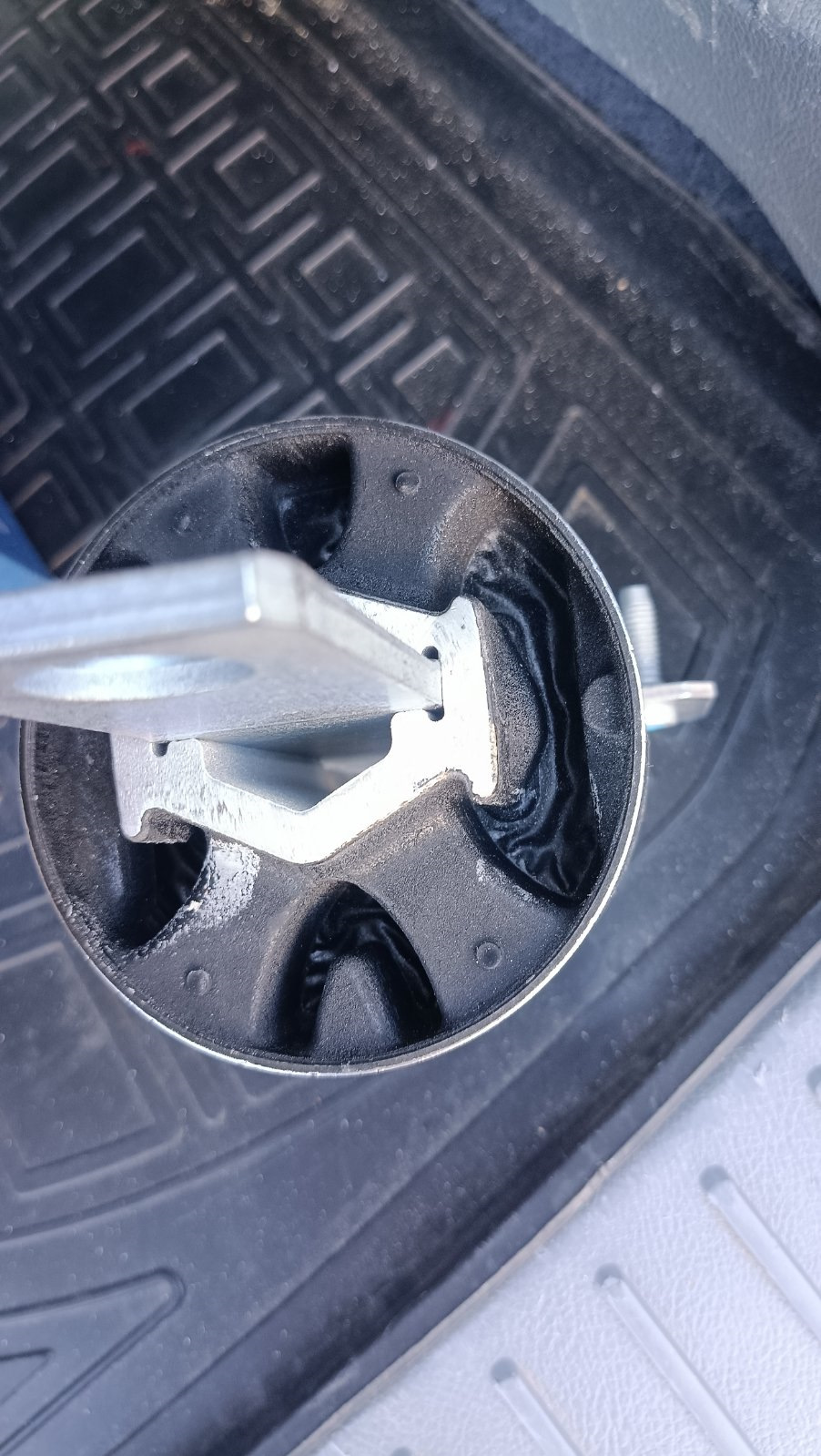 3554301 Сайлентблок рычага подвески LEMFORDER | Запчасти на DRIVE2