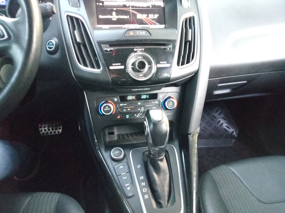 Рестайловый подлокотник — Ford Focus Wagon III, 2 л, 2012 года ...