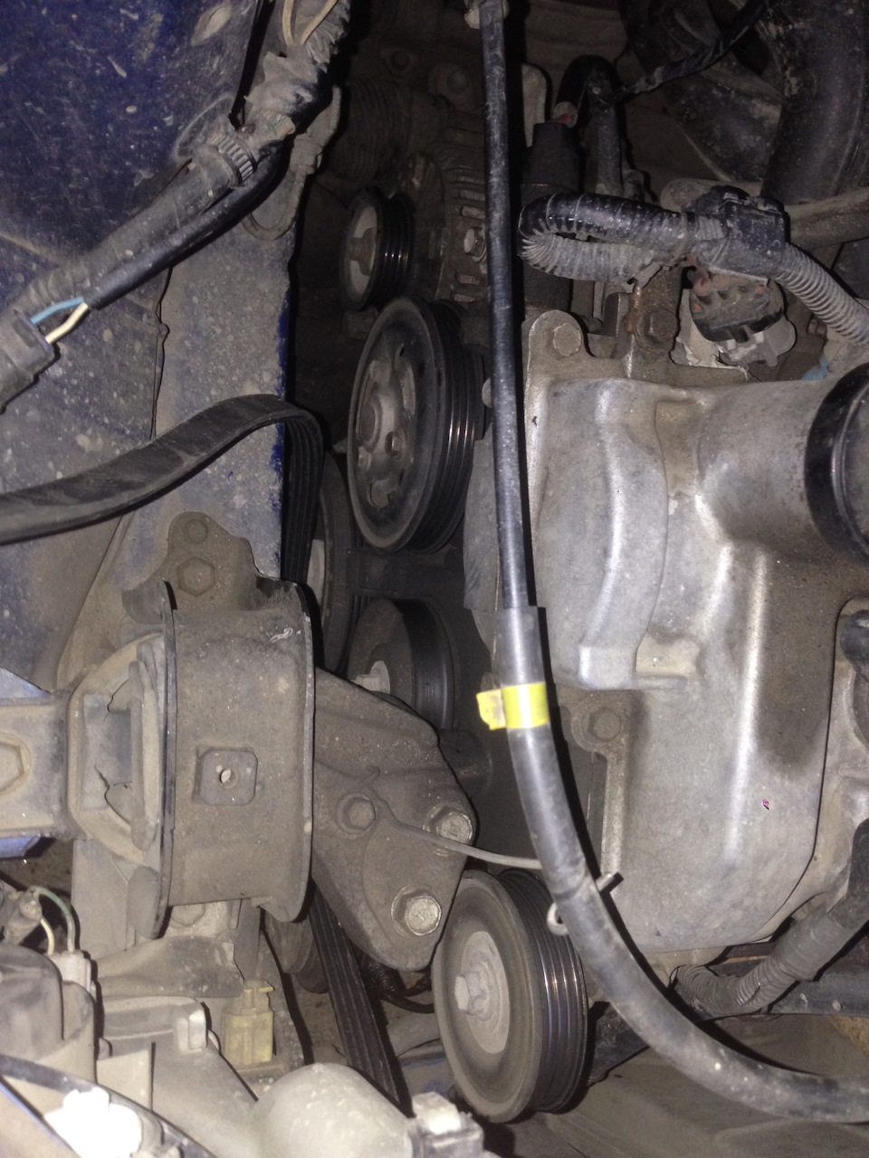Замена приводного ремня — Toyota Vitz (10), 1 л, 2002 года | запчасти ...