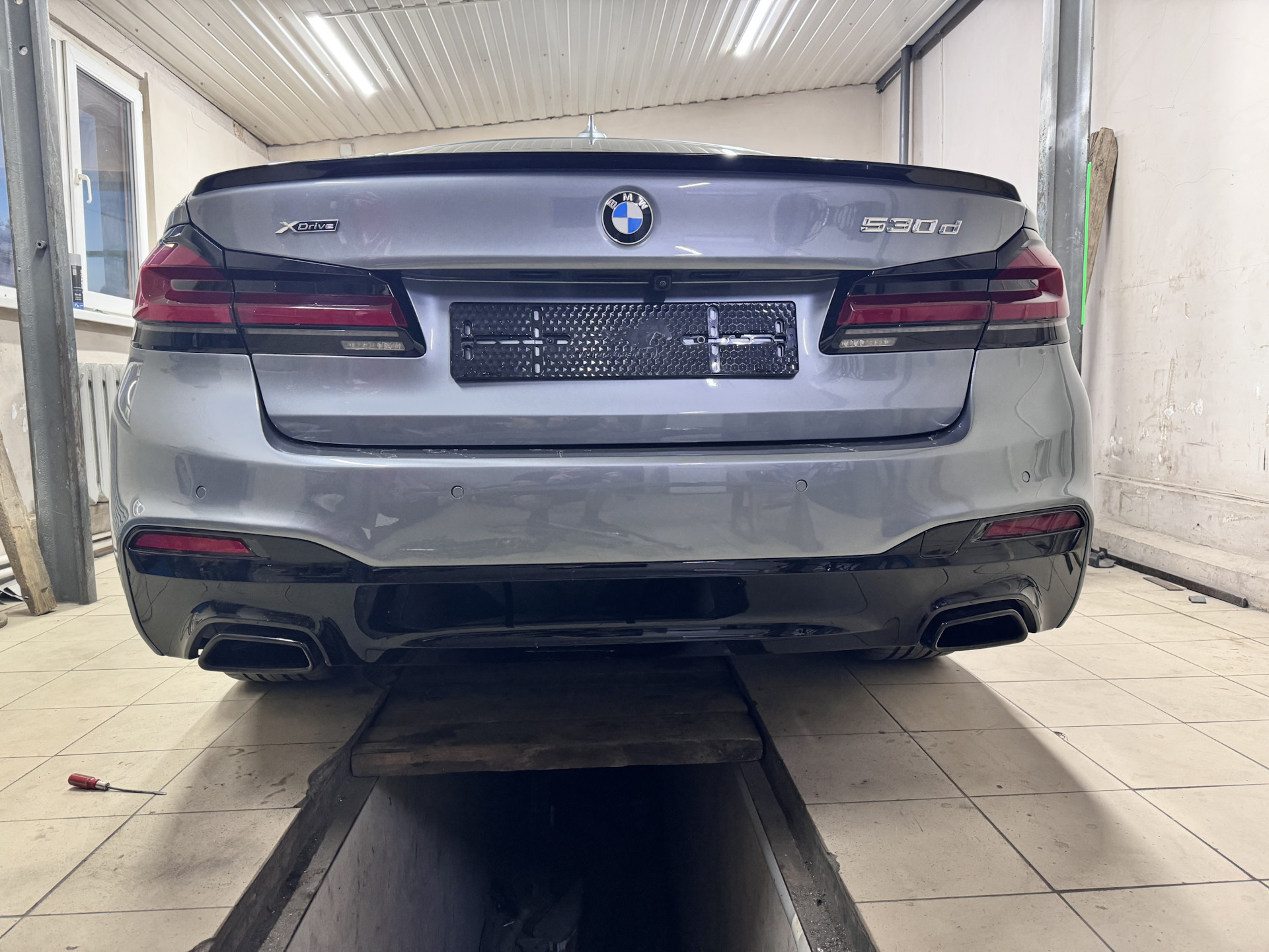 Черный выхлоп — BMW 5 series (G30), 3 л, 2019 года | стайлинг | DRIVE2