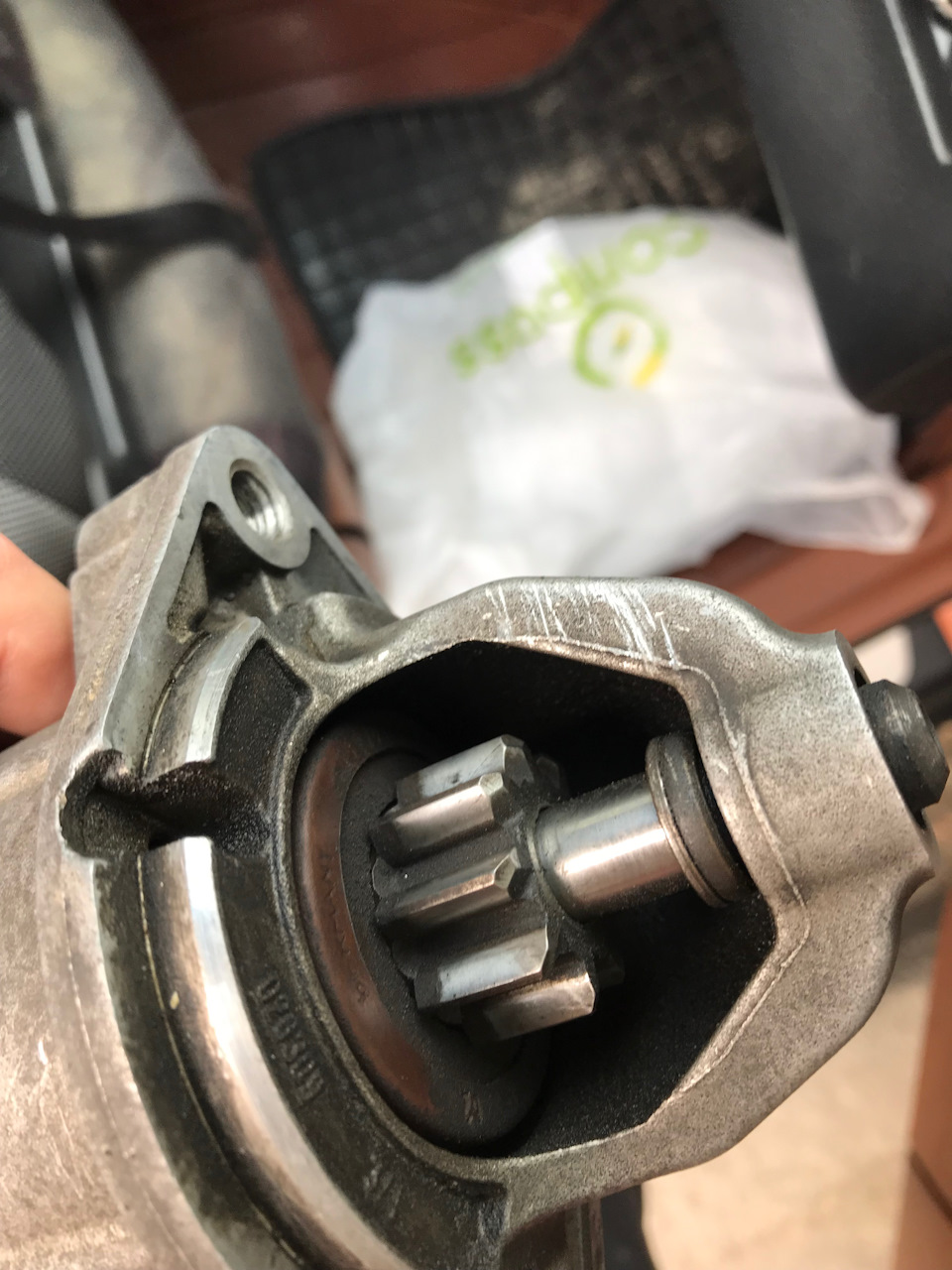 Установил ручку в багажник (81254-3S000) — Toyota Corolla (140/150), 1 ...