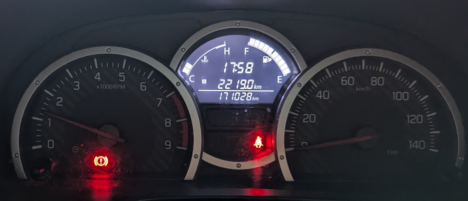 Замена масла в двигателе и смазка кардана — Suzuki Jimny (1G), 0,7 л ...