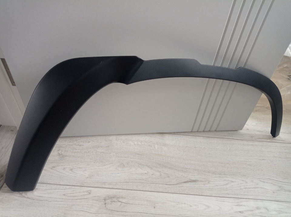 Молдинг задний левый LR130575, LR147937, LR160397 на Land Rover ...