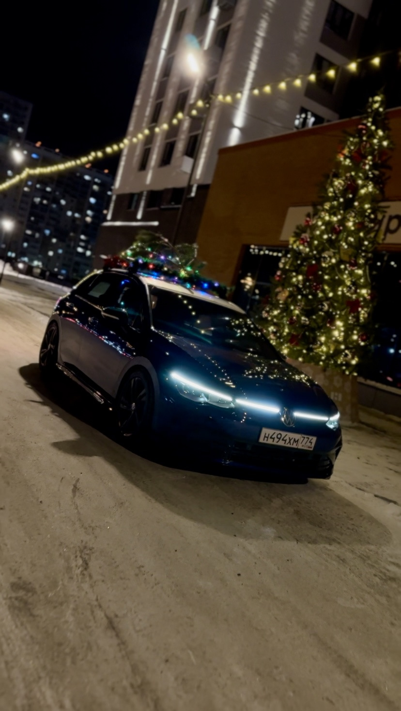 Елка на крышу — Volkswagen Golf Mk8, 1,4 л, 2022 года | прикол | DRIVE2