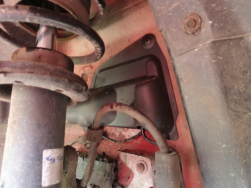 51717127352 Щиток прохода крепл. стойки амортиз. П BMW | Запчасти на DRIVE2