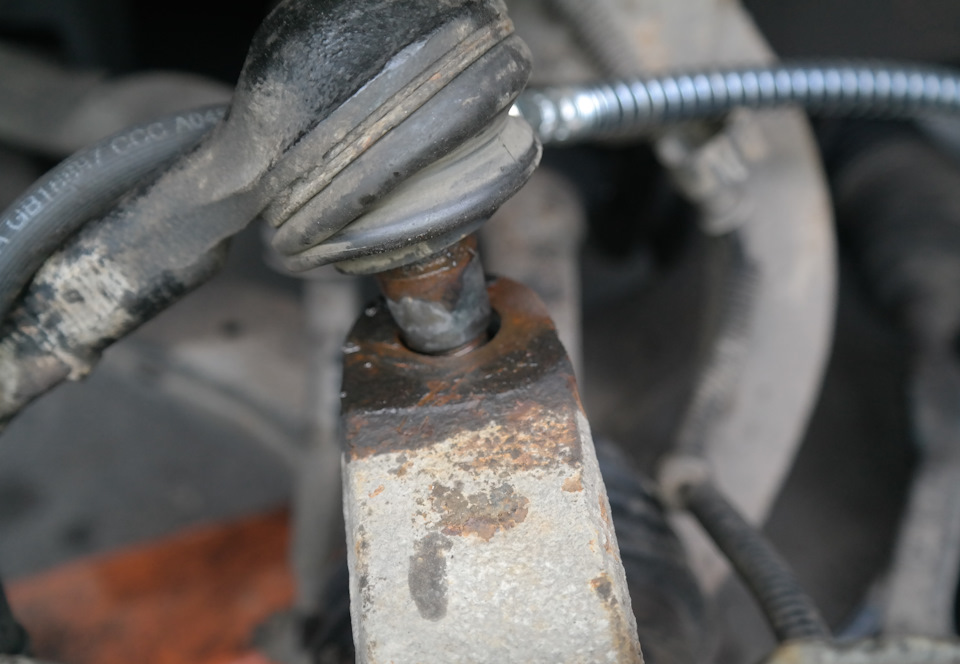 Замена левого верхнего рычага. — SsangYong Rexton (2G), 2,7 л, 2009 ...