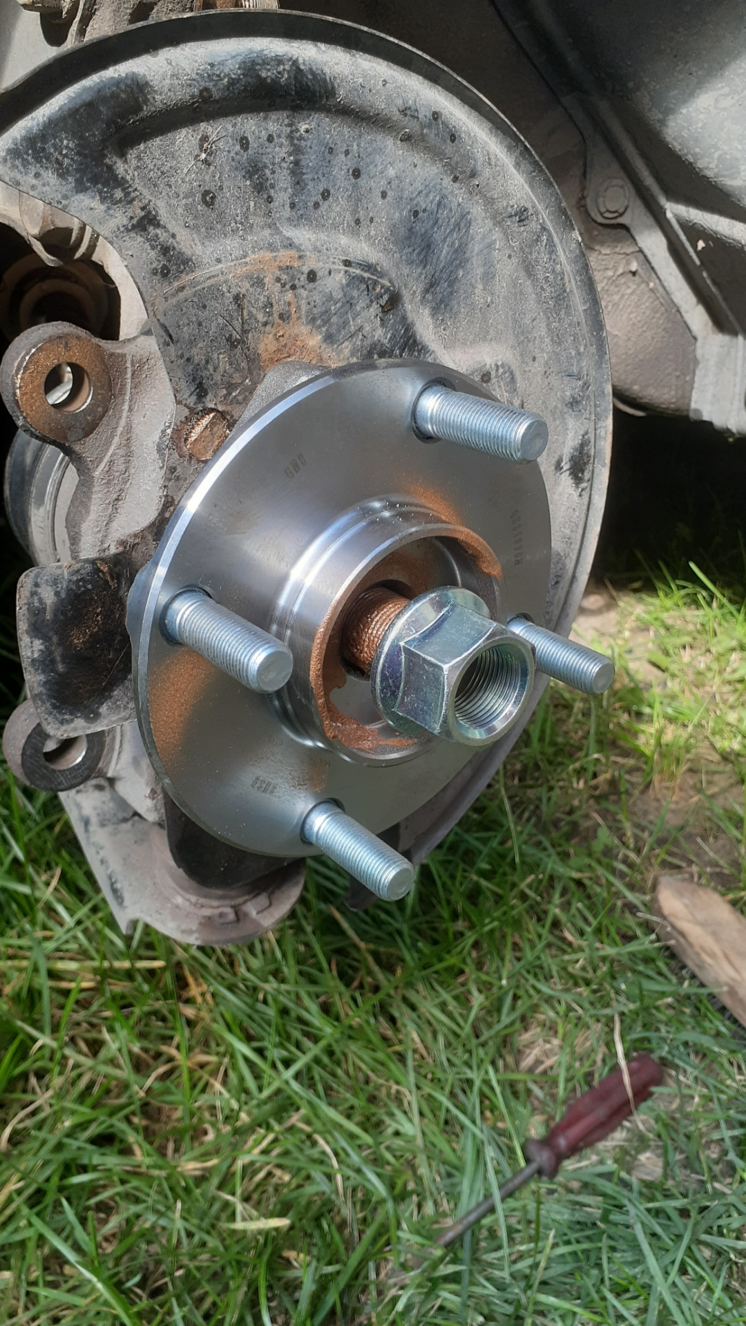 Замена передней ступицы — Nissan Tiida (1G), 1,6 л, 2011 года | своими ...