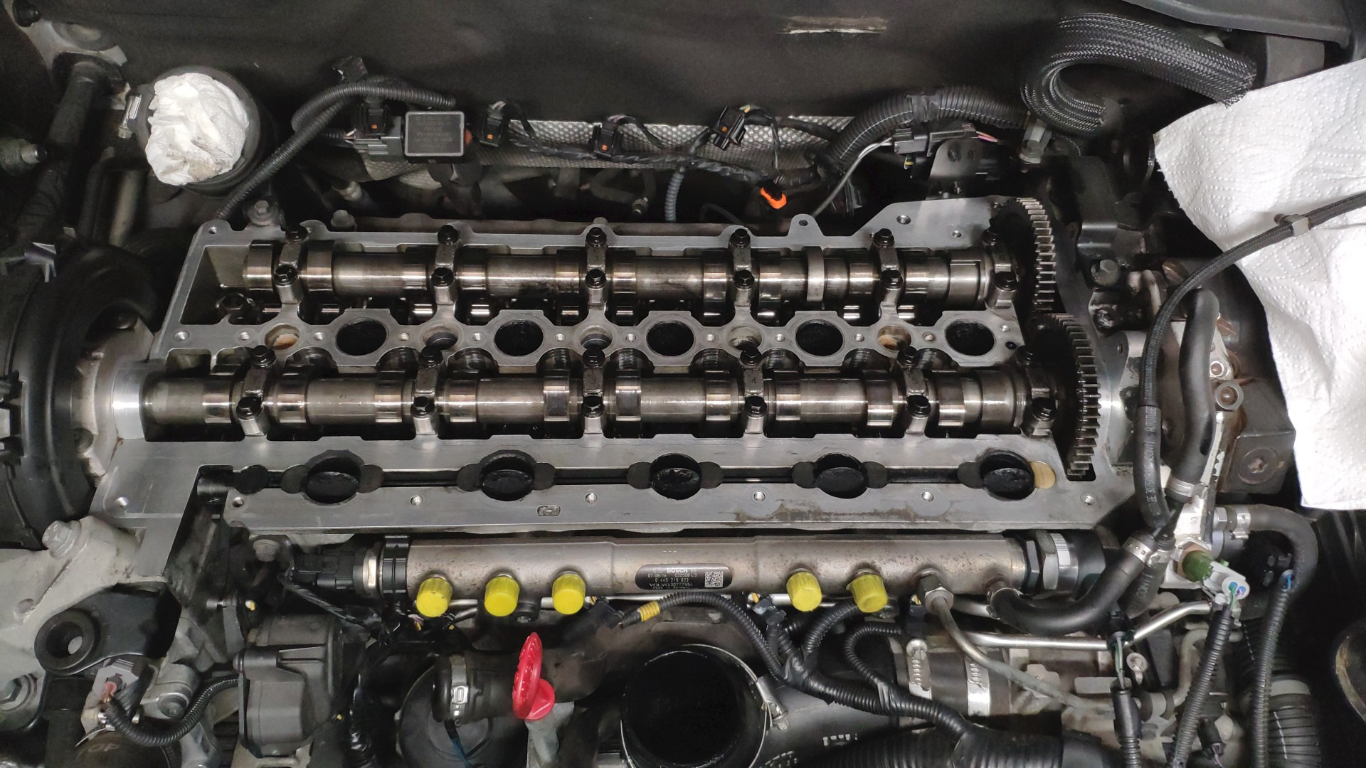 Замена прокладки клапанной крышки — Volvo V70 III, 2,4 л, 2007 года ...