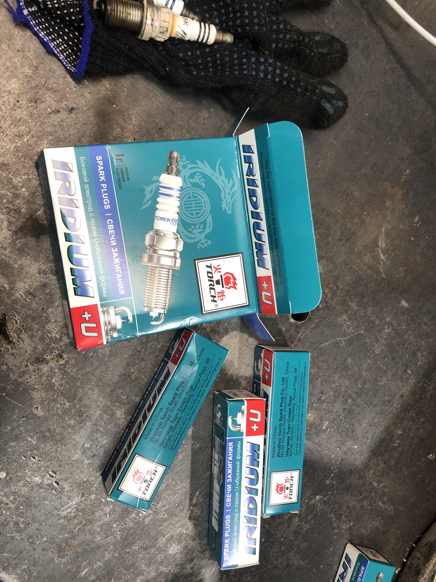 Замена прокладки клапанной крышки, уплотнения колодцев, свечей и ...