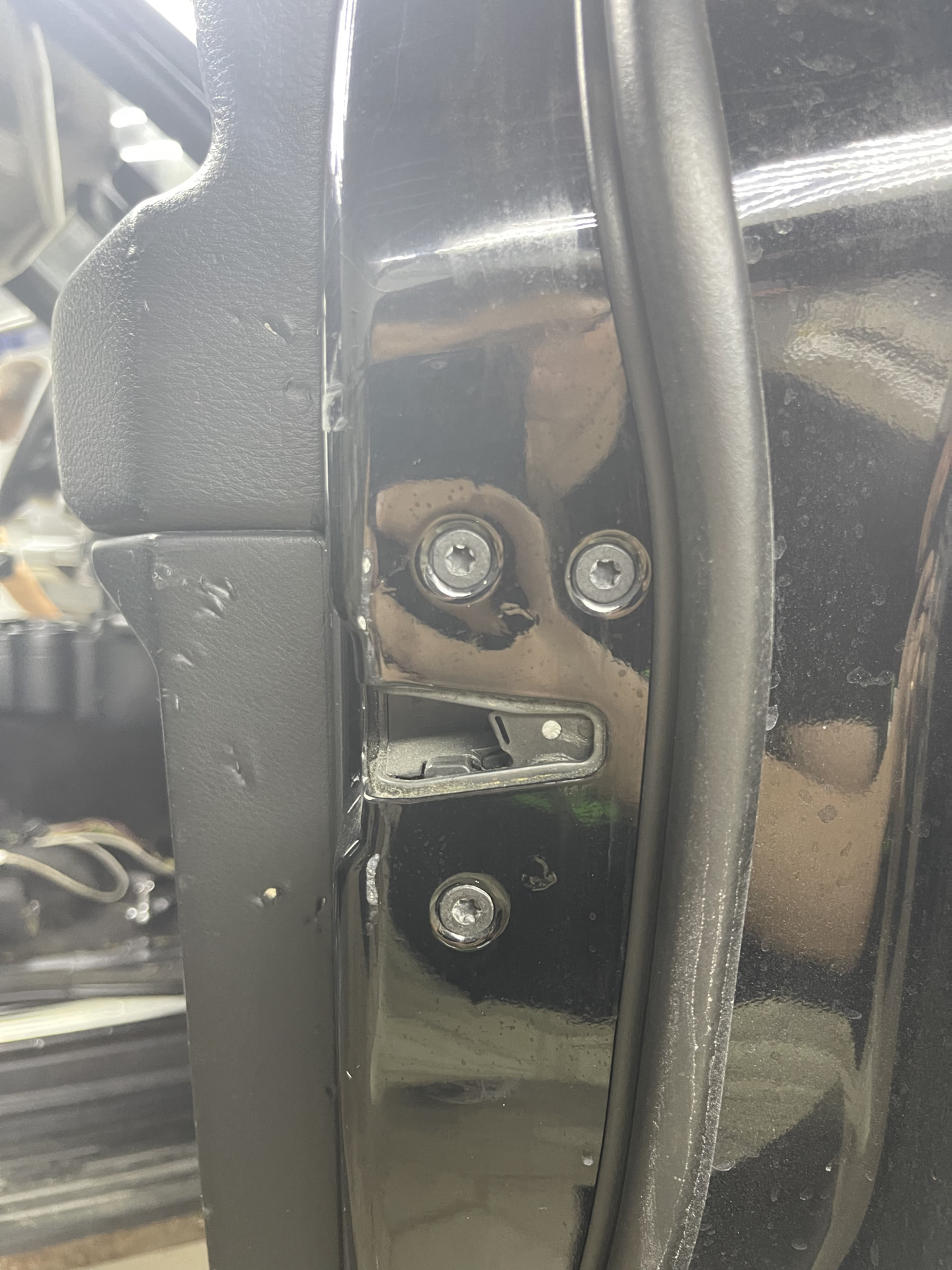 Подскажите номер болтов замка двери — Land Rover Discovery III, 4,3 л ...