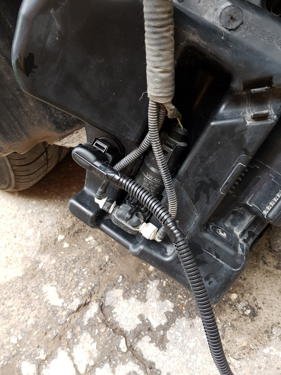 Установка датчика уровня омывающей жидкости. — Volkswagen Polo ...