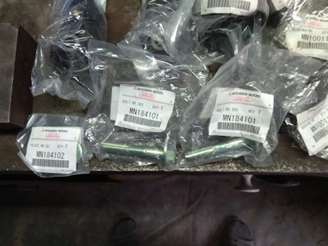 MN184101 БОЛТ ЗАДНИЙ РАЗВАЛЬНЫЙ+ ШАЙБА ASX (10-…), LANCER (07 ...