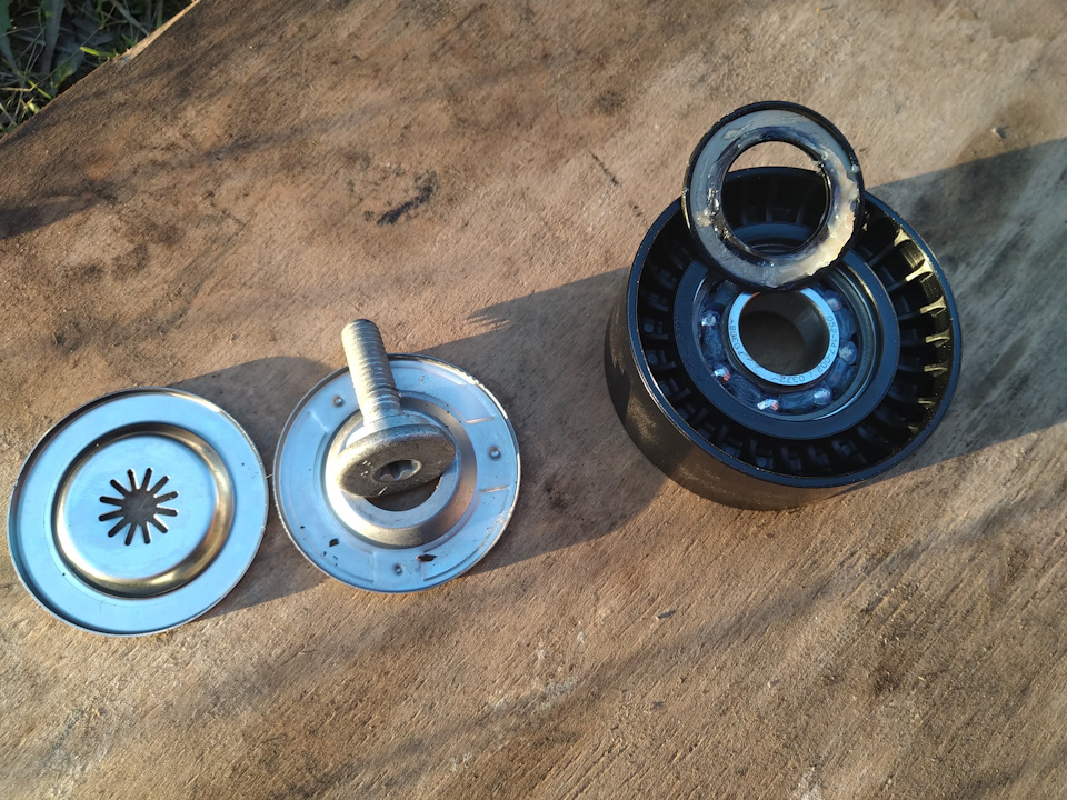 Замена ролика и ремня допоборудования — Renault Megane II, 1,6 л, 2005 ...