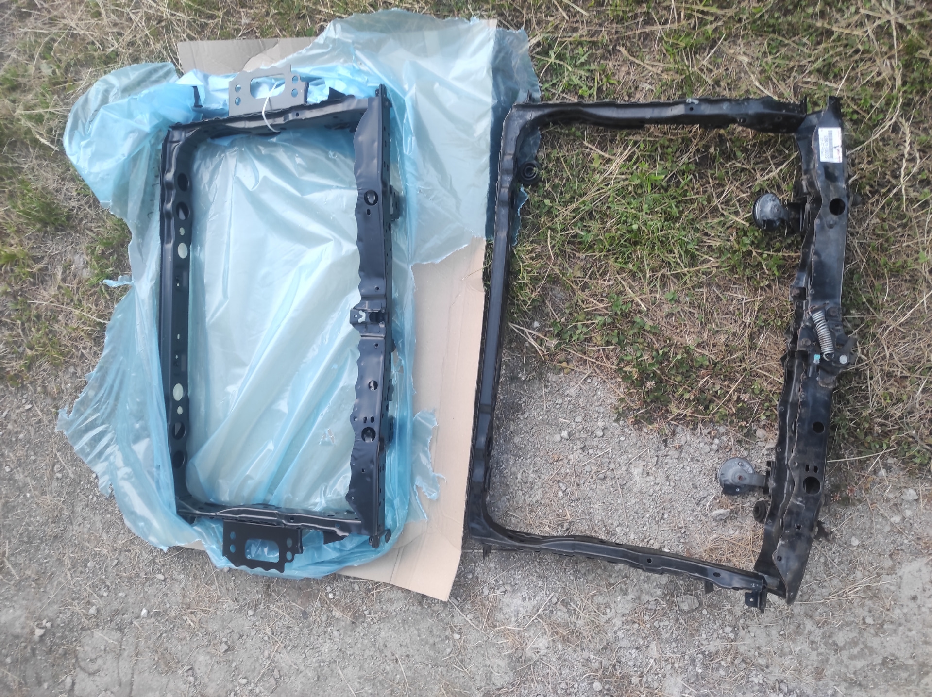 Кронштейн радіаторів або телевізор — Toyota Prius Plug-in Hybrid (1G ...