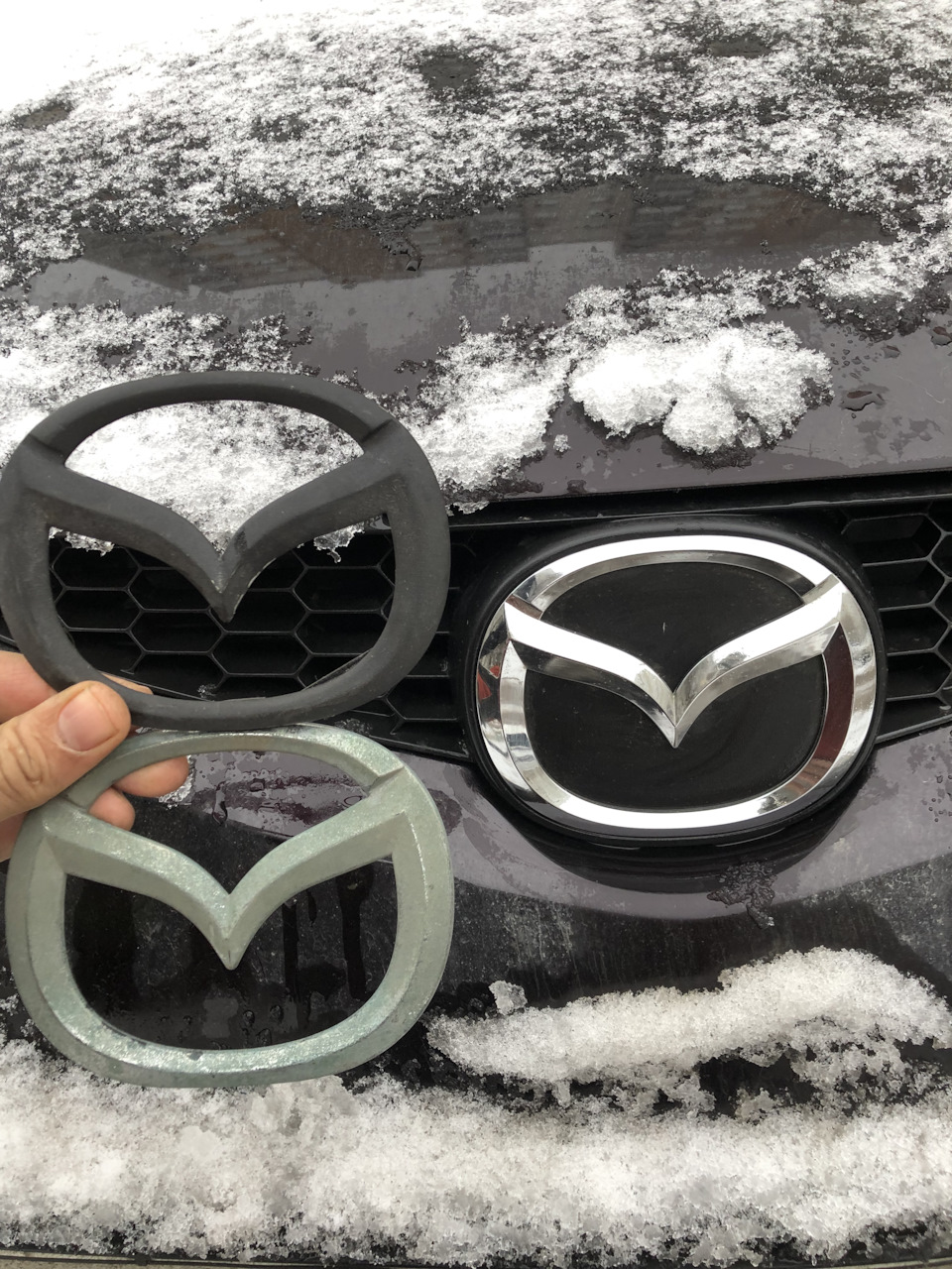 Заменил передний шильдик Мазда на оригинал — Mazda 2 (3G), 1,6 л, 2008 ...