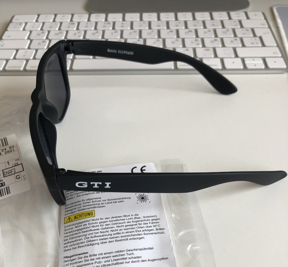 Оригинальные аксессуары. Очки, чехол, щетка — Volkswagen Golf GTI Mk7 ...