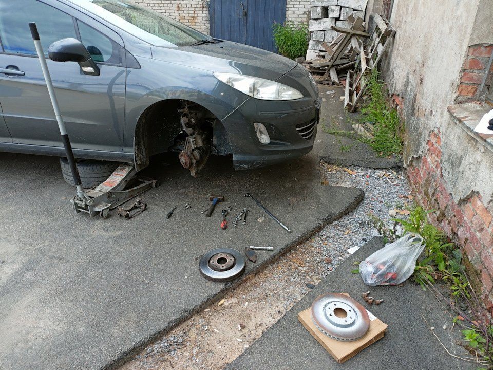 Замена передних тормозных дисков и колодок 109500 — Peugeot 408, 1,6 л ...