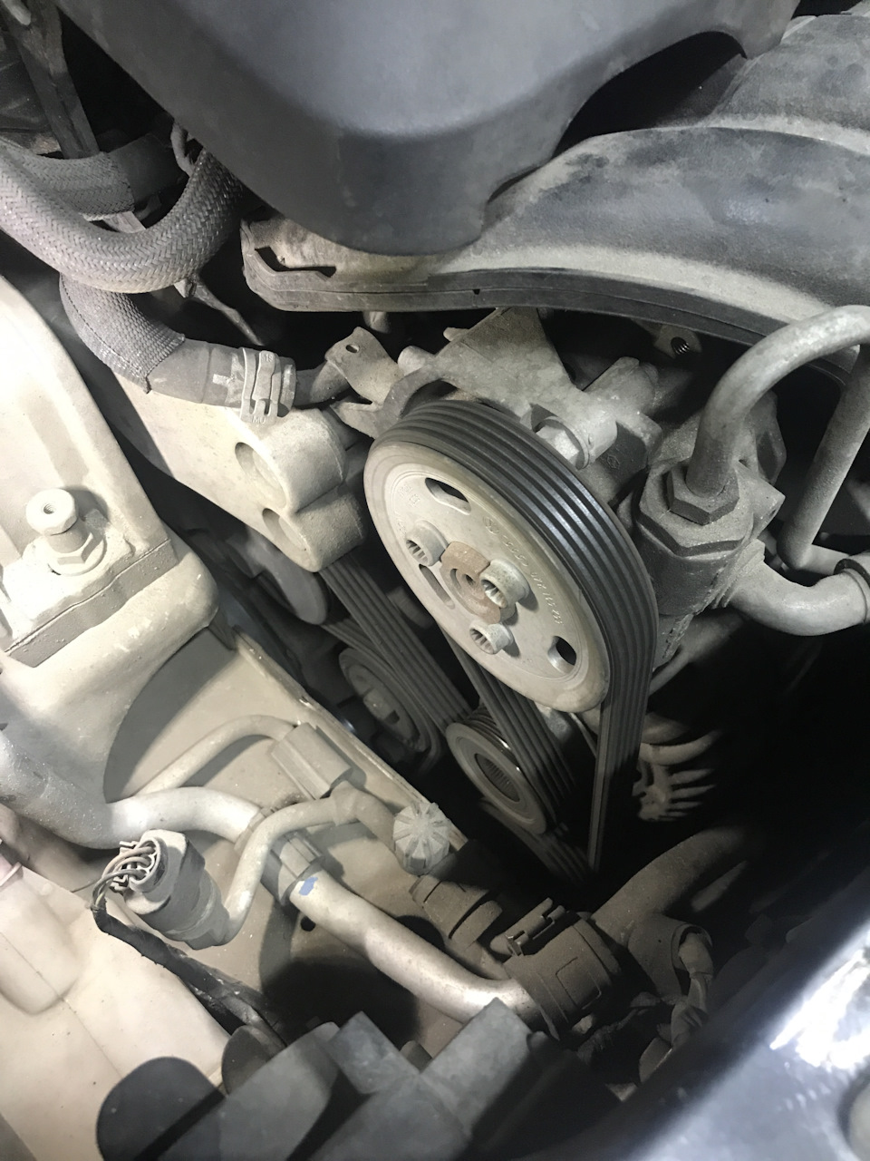 Замена ремней генератора — Volkswagen Passat US, 2,5 л, 2012 года ...