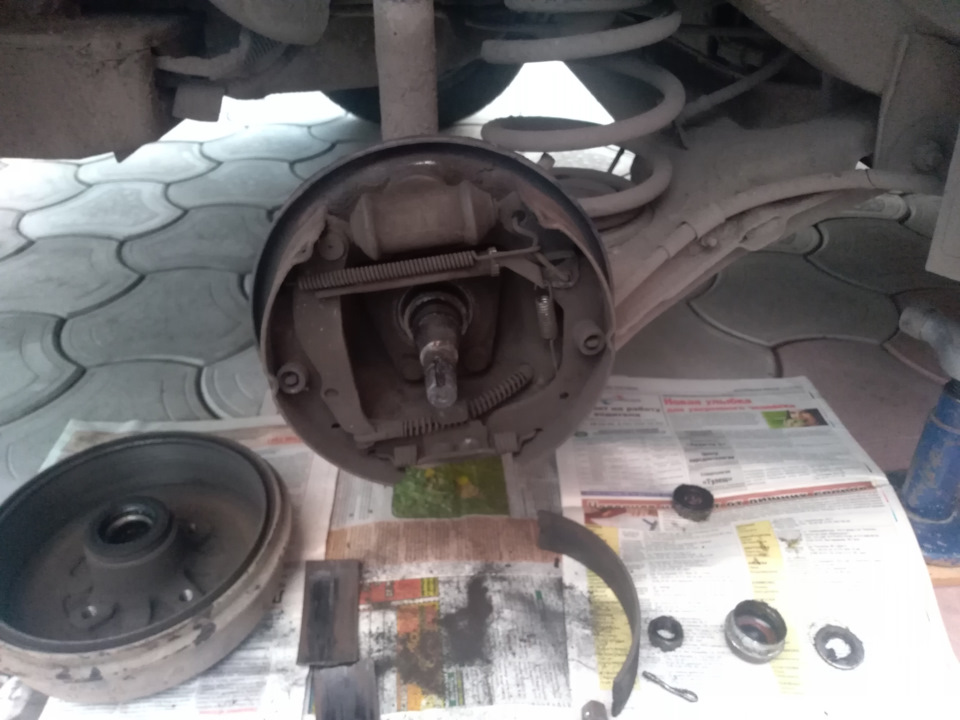 Замена тормозных колодок — Chevrolet Lanos, 1,5 л, 2011 года | своими ...