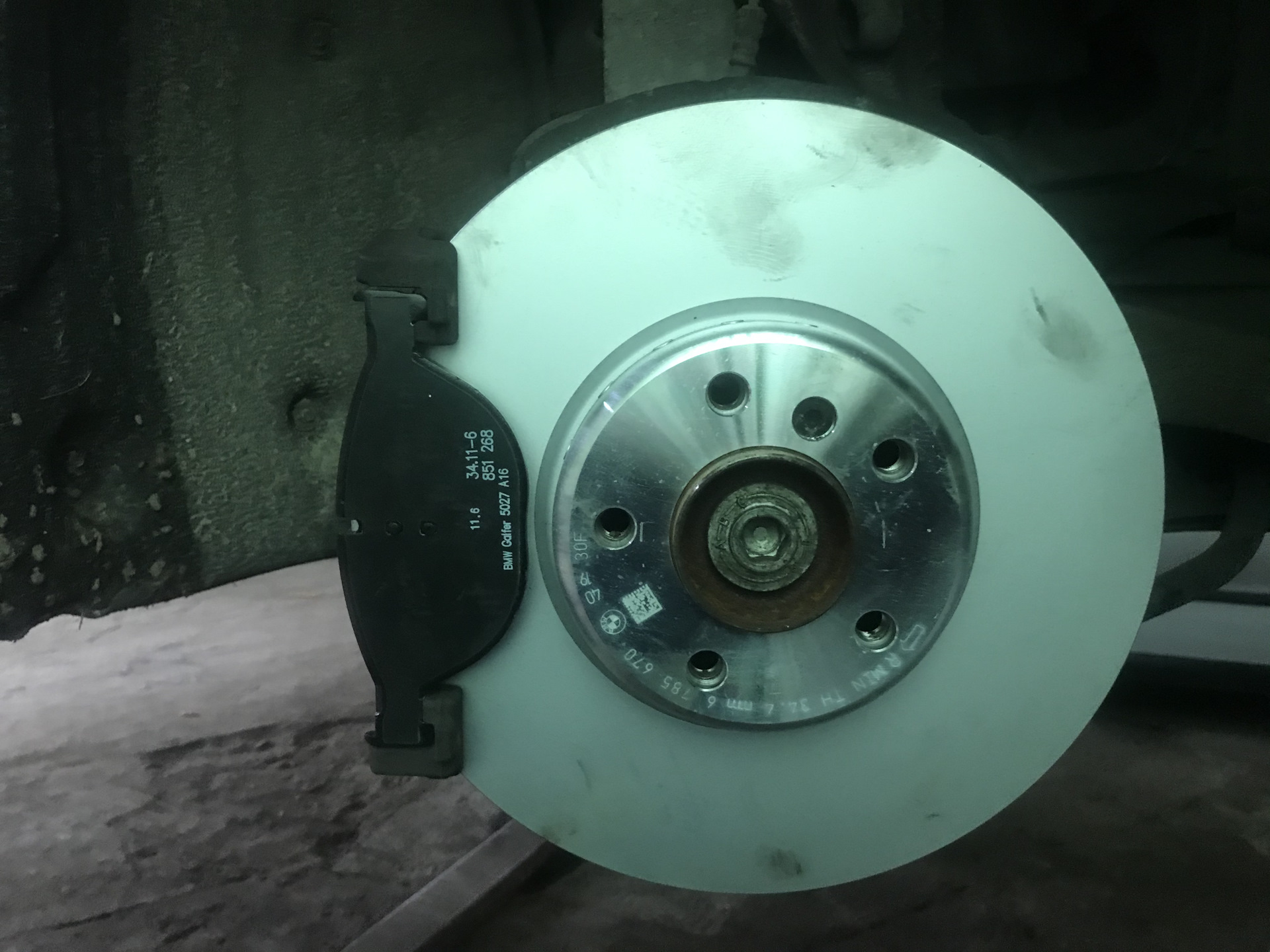 Замена передних тормозов OEM BMW 348X36 — BMW 5 series (F10), 4,4 л ...