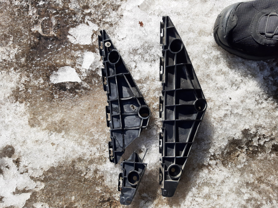 Замена кронштейна бампера — Toyota Avensis III, 1,8 л, 2009 года ...