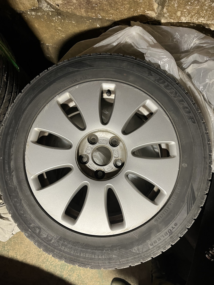 Шины зимние нешипованные Dunlop 215/55 R16, литые диски VAG 16 ET42 ...