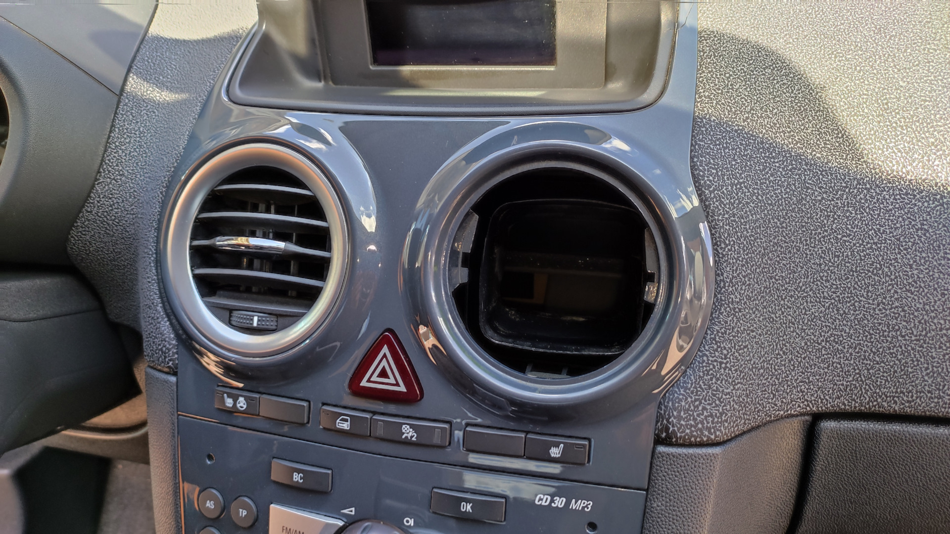 Замена дефлектора воздуховода — Opel Corsa D, 1,4 л, 2011 года | своими ...