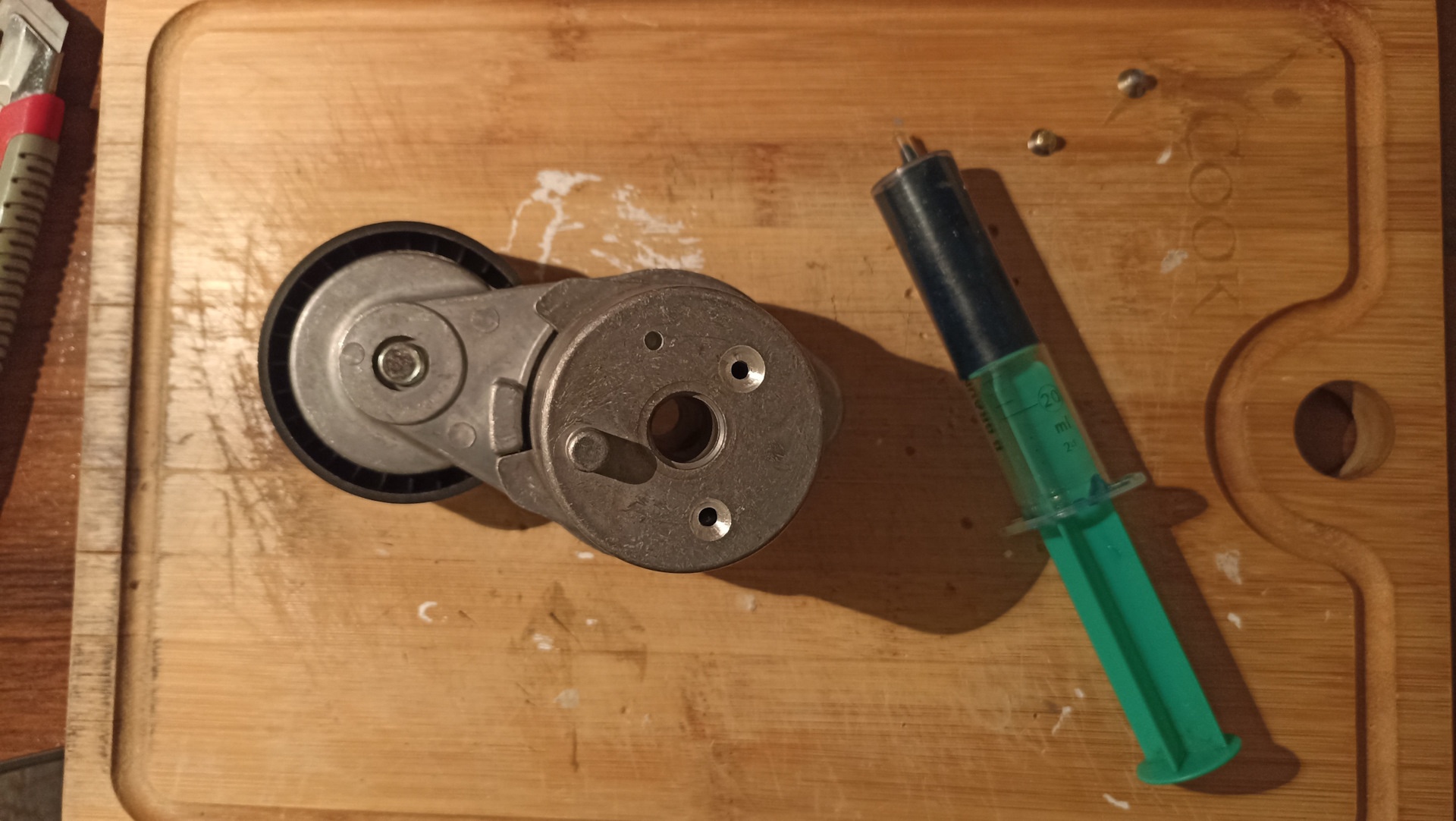 Замена натяжителя и ролика, набивка смазкой — Chevrolet Cobalt (2G), 1 ...