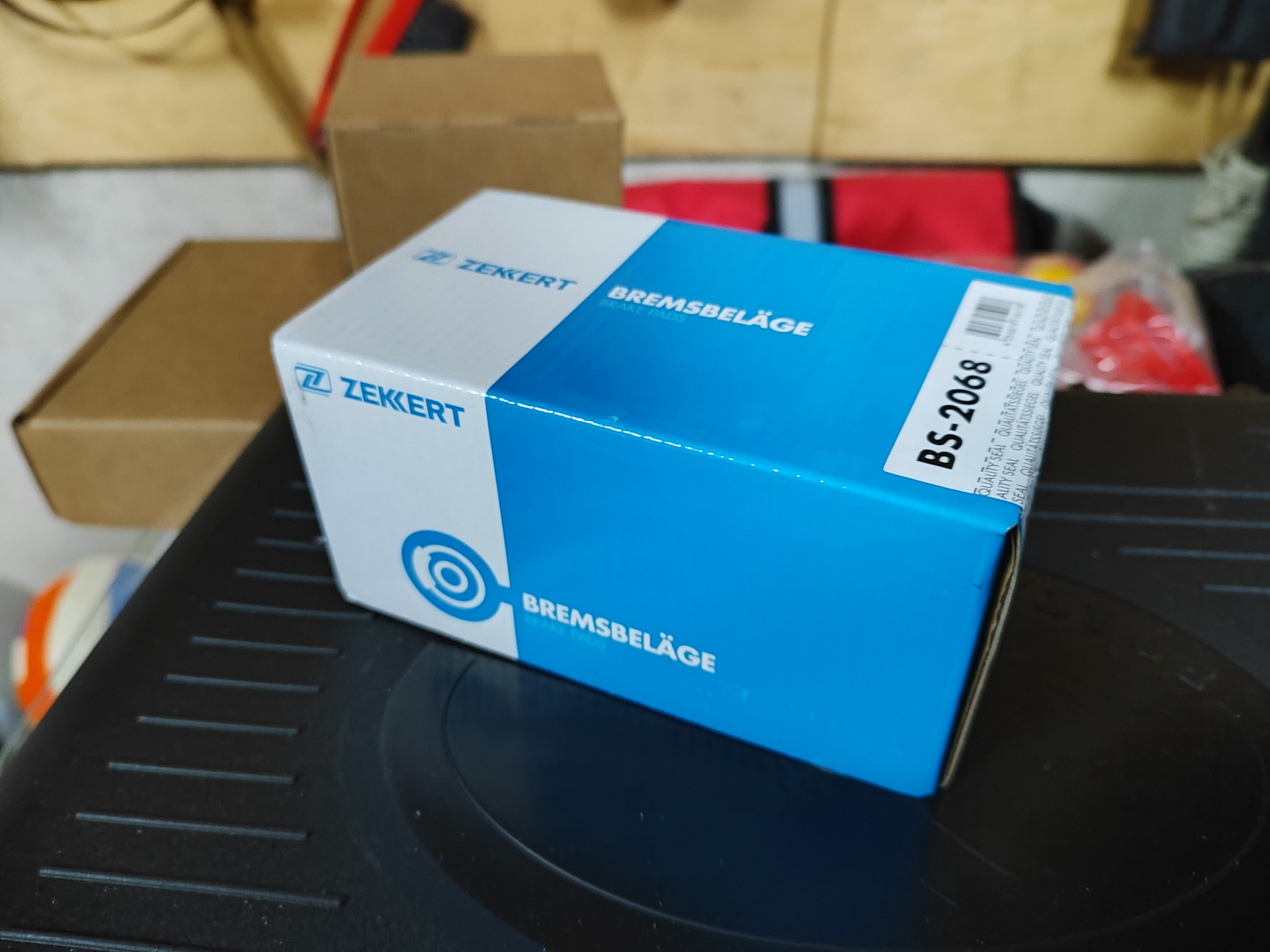 Замена передних колодок Zekkert BS-2068 — Chevrolet Niva GLX, 1,7 л, 2015 года | расходники | DRIVE2