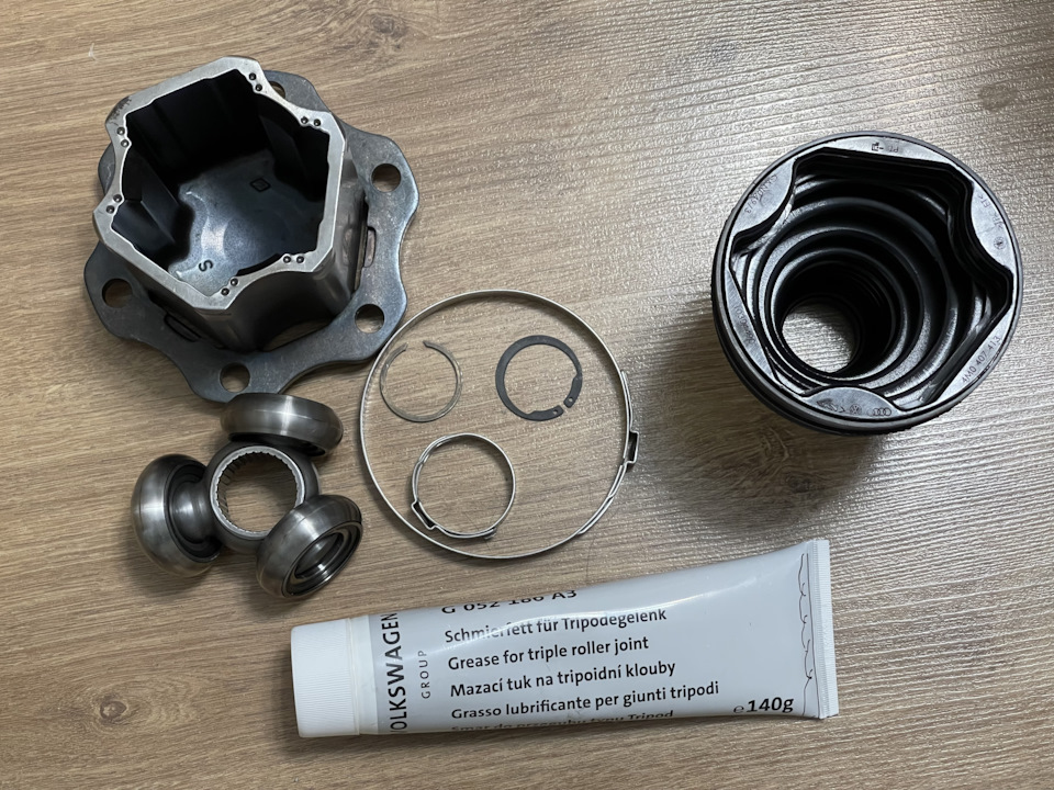 №47 — Замена переднего правого трипоида — Audi A6 (C7), 3 л, 2014 года ...