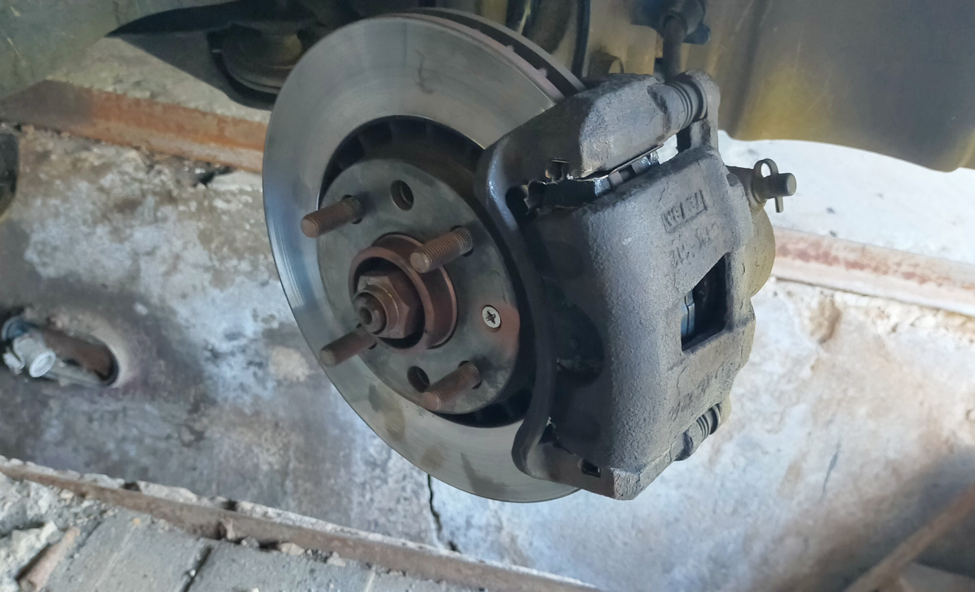 Заменил пружины передних колодок. — Ravon Nexia R3, 1,5 л, 2017 года ...