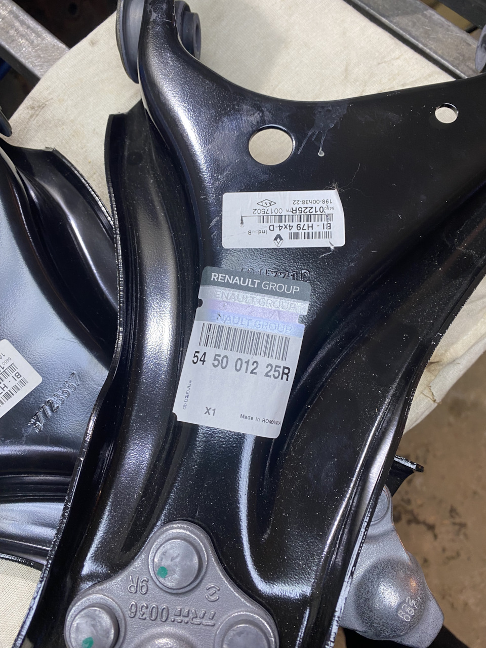 545001225R Рычаг нижний передений правый RENAULT | Запчасти на DRIVE2