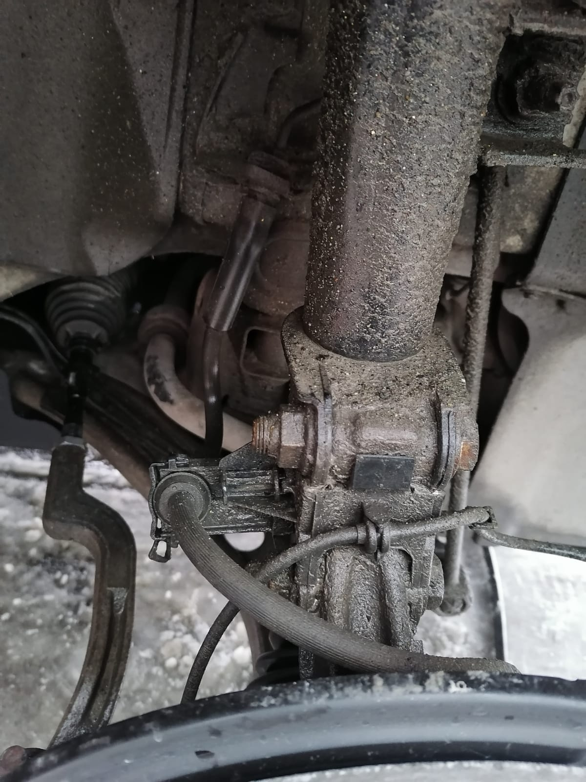 По следам замены шин. Замена крепления тормозного шланга — Mercedes ...