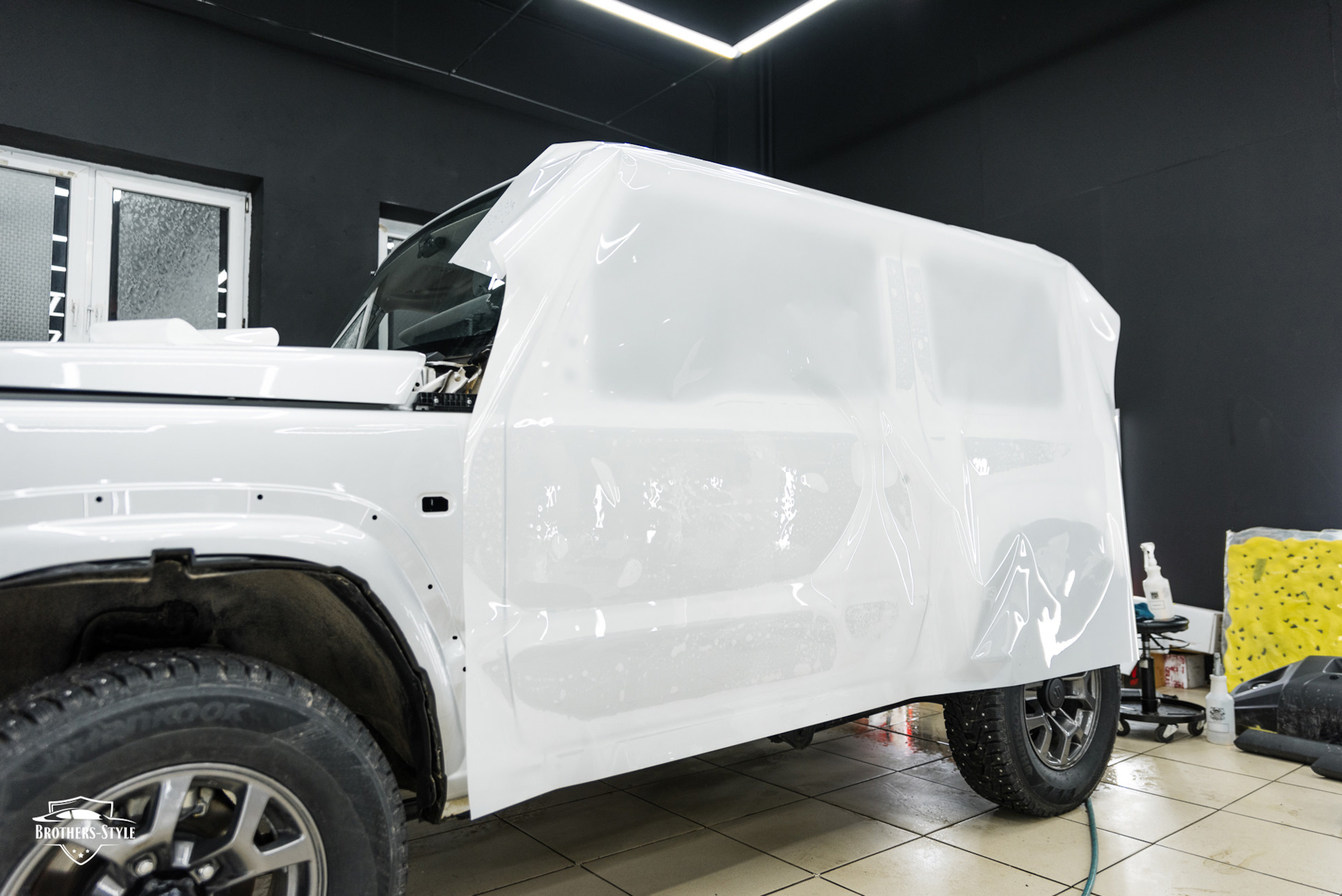 Оклейка Suzuki Jimny антигравийной плёнкой Hexis BodyFence X — Brothers ...