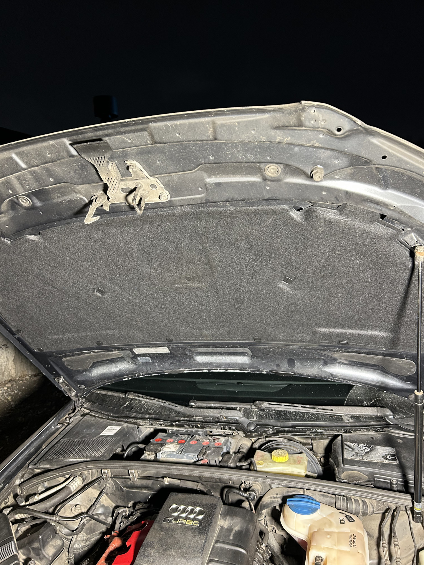 Защита и шумка капота — Audi A4 (B7), 2 л, 2007 года | визит на сервис ...